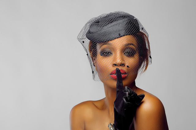 Nigerian Singer, Seyi Shay Reacts To Her Epic Falls On Stage While ...